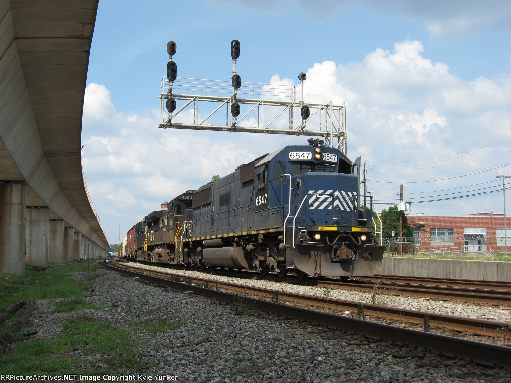 A new NS SD60 leads SB freight P76 thru Oakland Jct on the south side
